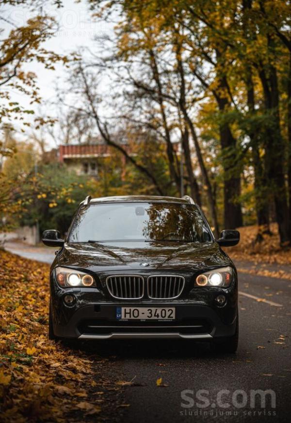 Black BMW X1 2011 in Riga, with an engine capacity of 2.30 L and mileage of 285 thousand km for 8700 €, photo 1 on AUTOMOTO.COM.LV