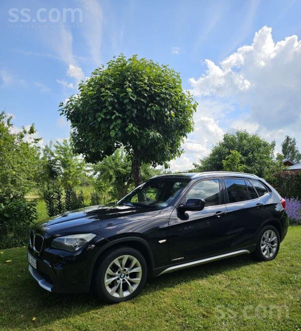 Black BMW X1 2011 in Tukums, with an engine capacity of 2.00 L and mileage of 328 thousand km for 8300 €, photo 4 on AUTOMOTO.COM.LV
