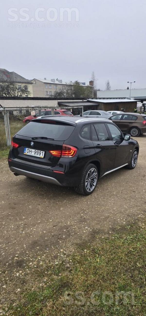Black BMW X1 2011 in Madona, with an engine capacity of 2.00 L and mileage of 255 thousand km for 7500 €, photo 6 on AUTOMOTO.COM.LV