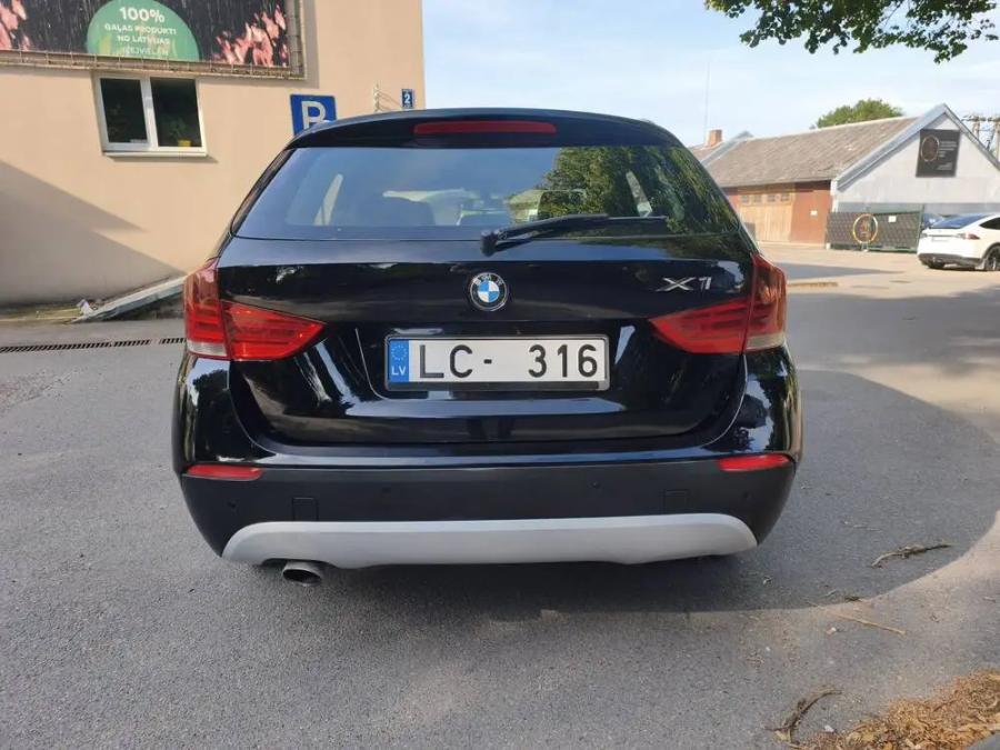 Black BMW X1 2011 in Cesis, with an engine capacity of 2.00 L and mileage of 262 thousand km for 6900 €, photo 8 on AUTOMOTO.COM.LV
