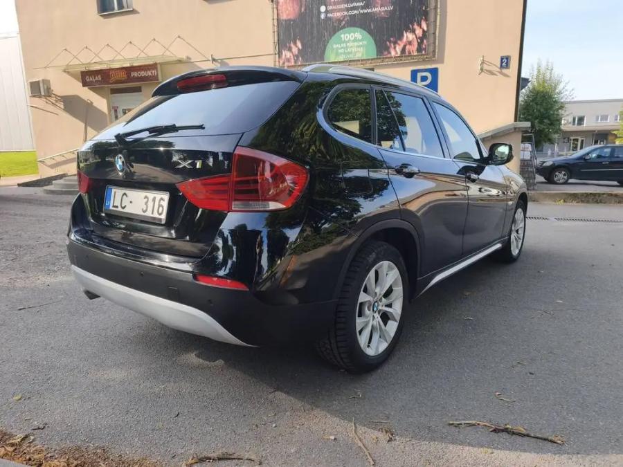 Black BMW X1 2011 in Cesis, with an engine capacity of 2.00 L and mileage of 262 thousand km for 6900 €, photo 9 on AUTOMOTO.COM.LV