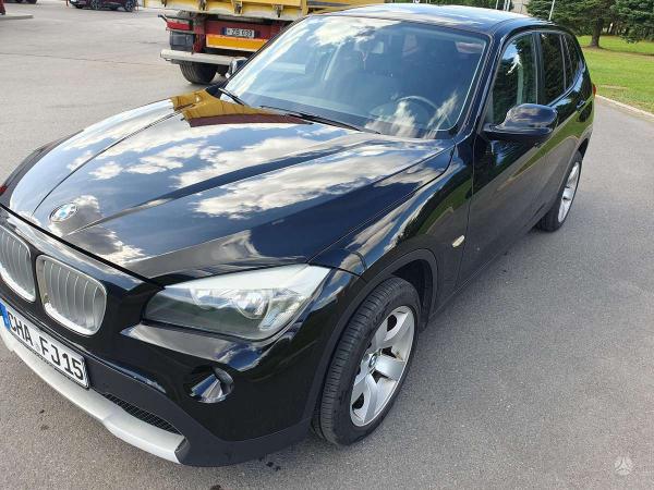 BMW X1 2011 RokiÅ”kis vietnÄ Melns BMW X1 2011 RokiÅ”kis, ar dzinÄja tilpumu 2.00 L un nobraukumu 182 tÅ«kst. km par 4999 ā¬, foto 4 vietnÄ AUTOMOTO.COM.LV
