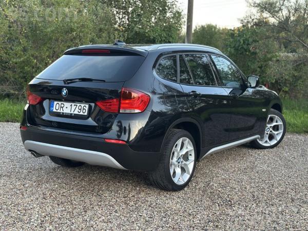 Melns BMW X1 2011 Tukums, ar dzinēja tilpumu 2.00 L un nobraukumu 240 tūkst. km par 6990 €, foto 7 vietnē AUTOMOTO.COM.LV