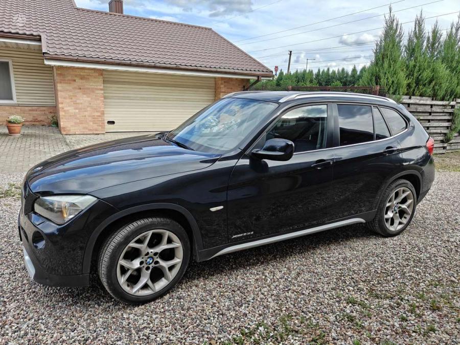 Black BMW X1 2011 in Kaunas, with an engine capacity of 2.00 L and mileage of 215 thousand km for 7600 €, photo 5 on AUTOMOTO.COM.LV