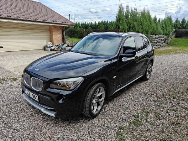 Black BMW X1 2011 in Kaunas, with an engine capacity of 2.00 L and mileage of 215 thousand km for 7600 €, photo 6 on AUTOMOTO.COM.LV
