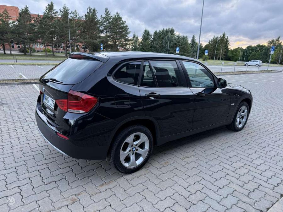 Black BMW X1 2011 in Panevezys, with an engine capacity of 2.00 L and mileage of 263 thousand km for 5500 €, photo 4 on AUTOMOTO.COM.LV