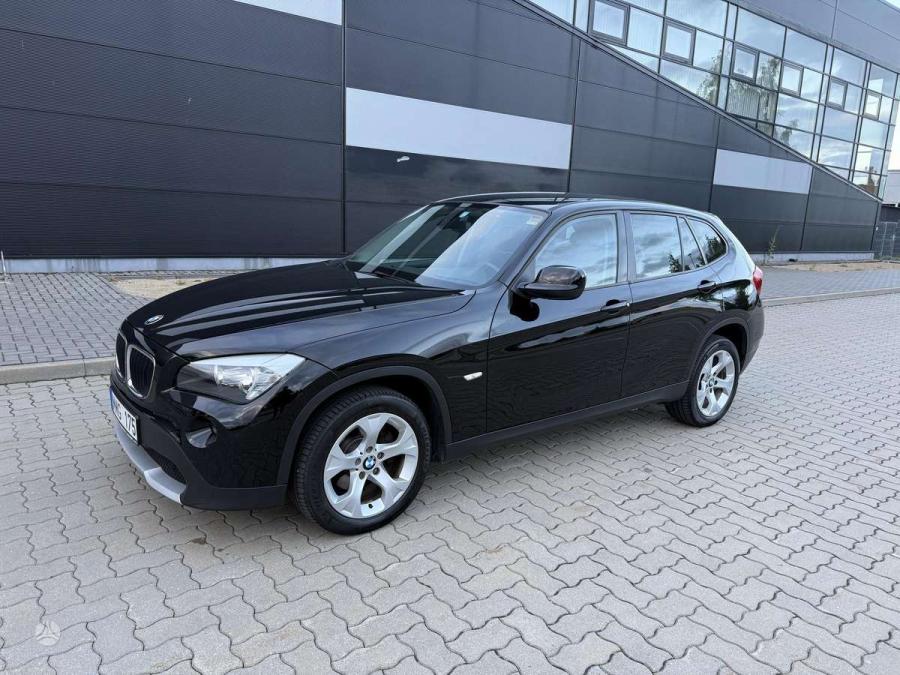 Black BMW X1 2011 in Panevezys, with an engine capacity of 2.00 L and mileage of 263 thousand km for 5500 €, photo 8 on AUTOMOTO.COM.LV
