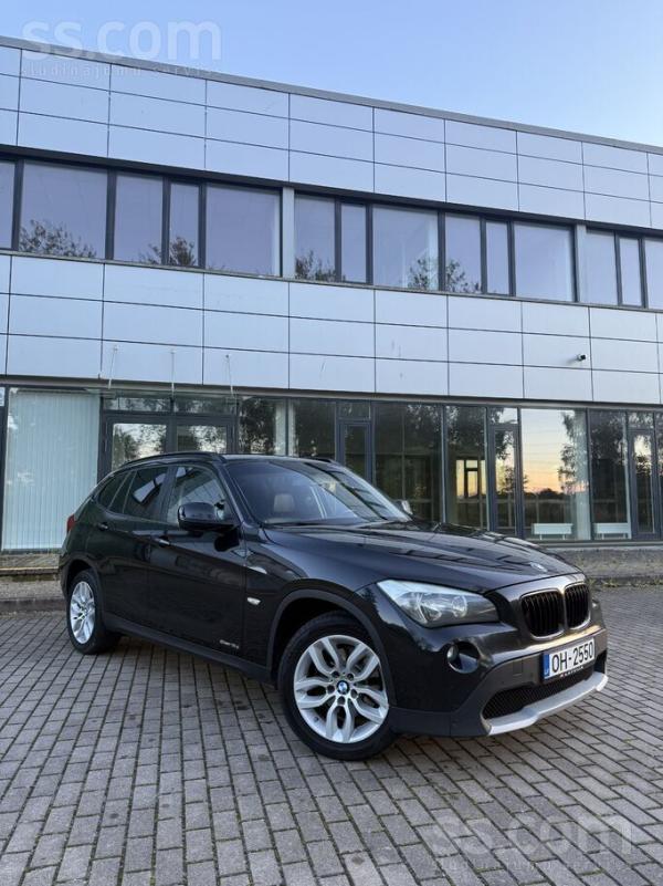 Black BMW X1 2011 in Tukums, with an engine capacity of 2.00 L and mileage of 333 thousand km for 6750 €, photo 4 on AUTOMOTO.COM.LV