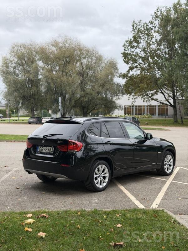 Black BMW X1 2011 in Bauska, with an engine capacity of 2.00 L and mileage of 290 thousand km for 7390 €, photo 3 on AUTOMOTO.COM.LV