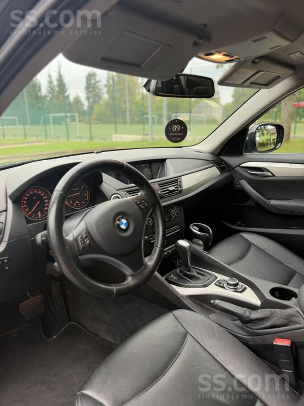 Black BMW X1 2011 in Bauska, with an engine capacity of 2.00 L and mileage of 290 thousand km for 7390 €, photo 5 on AUTOMOTO.COM.LV