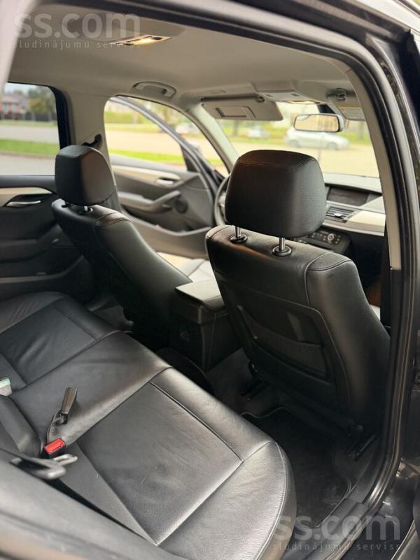 Black BMW X1 2011 in Bauska, with an engine capacity of 2.00 L and mileage of 290 thousand km for 7390 €, photo 8 on AUTOMOTO.COM.LV