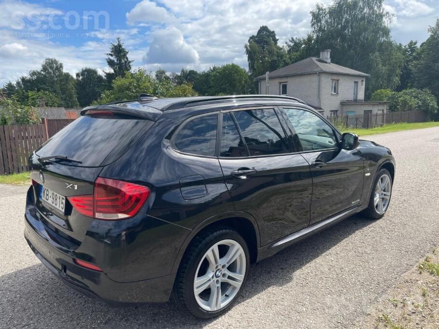 Black BMW X1 2012 in Riga, with an engine capacity of 2.00 L and mileage of 217 thousand km for 7650 €, photo 3 on AUTOMOTO.COM.LV