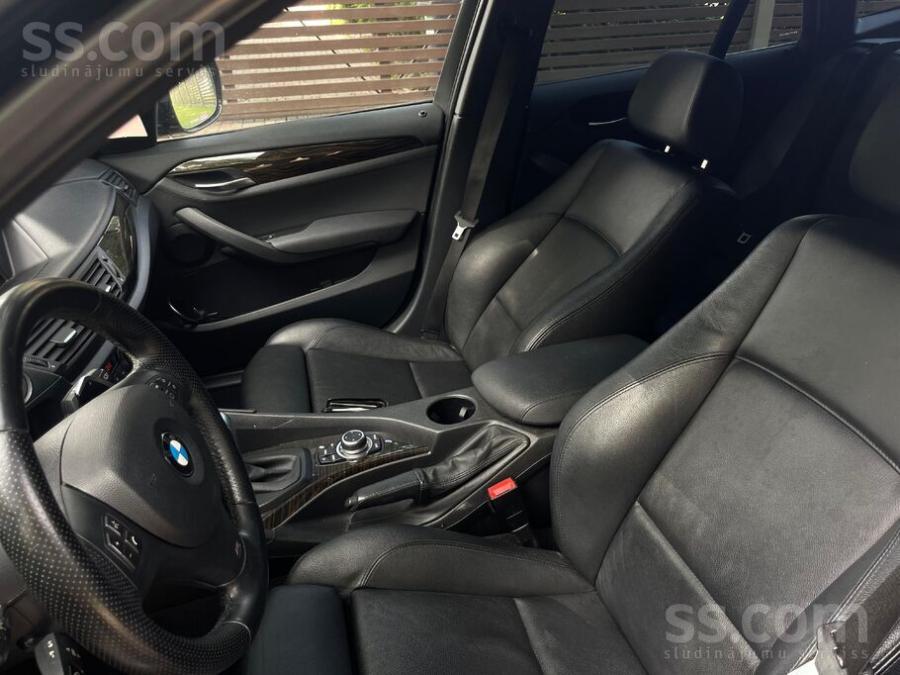 Black BMW X1 2012 in Riga, with an engine capacity of 2.00 L and mileage of 217 thousand km for 7650 €, photo 14 on AUTOMOTO.COM.LV