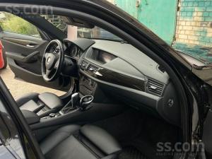 Black BMW X1 2012 in Riga, with an engine capacity of 2.00 L and mileage of 217 thousand km for 7650 €, photo 16 on AUTOMOTO.COM.LV