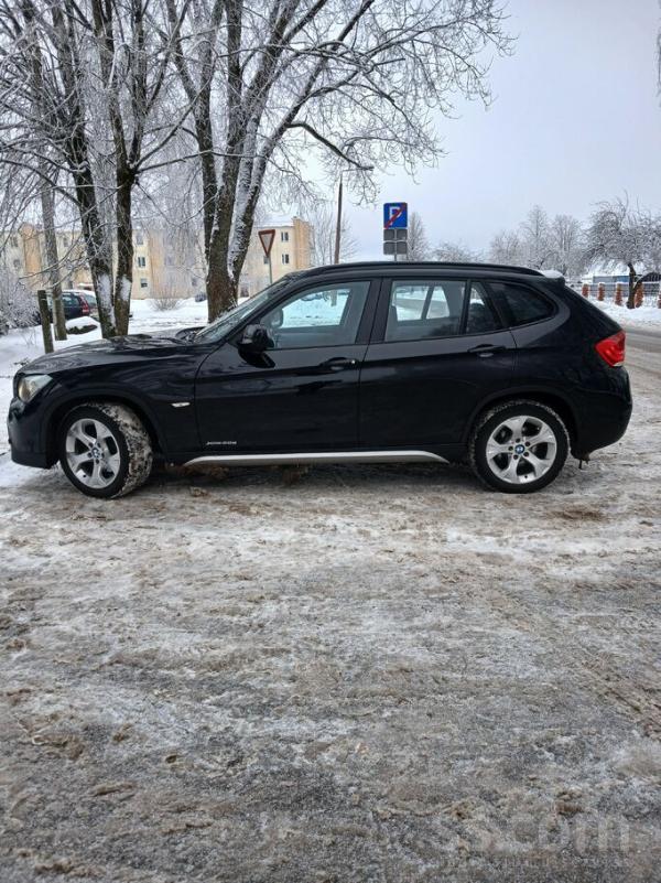 Black BMW X1 2012 in Riga, with an engine capacity of 2.00 L and mileage of 350 thousand km for 5500 €, photo 4 on AUTOMOTO.COM.LV