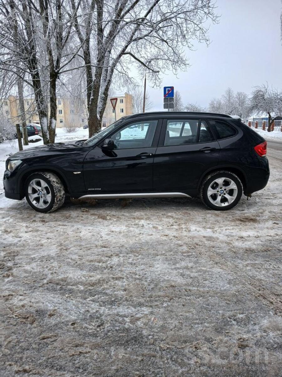 Black BMW X1 2012 in Riga, with an engine capacity of 2.00 L and mileage of 350 thousand km for 5500 €, photo 4 on AUTOMOTO.COM.LV