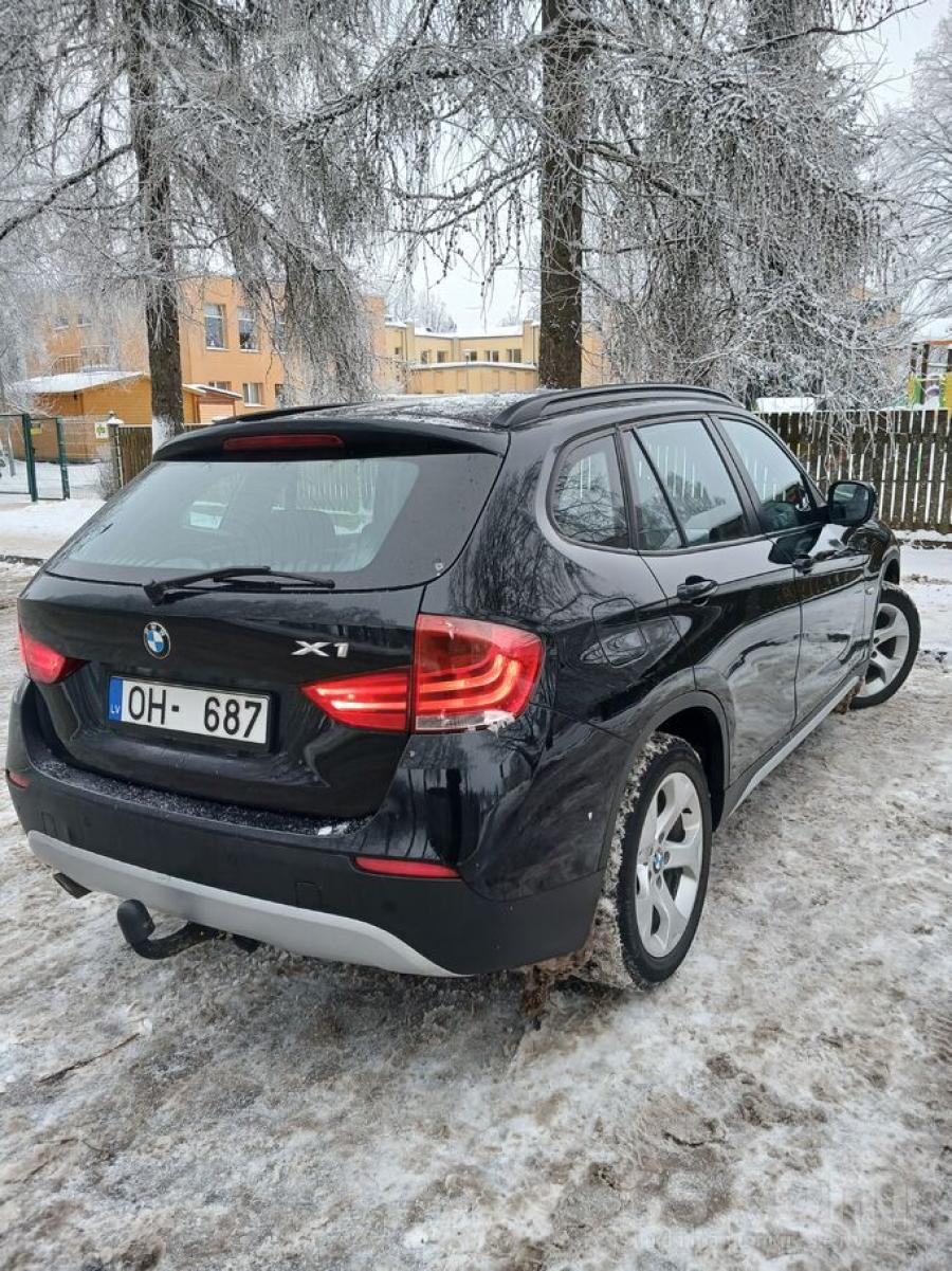 Black BMW X1 2012 in Riga, with an engine capacity of 2.00 L and mileage of 350 thousand km for 5500 €, photo 7 on AUTOMOTO.COM.LV