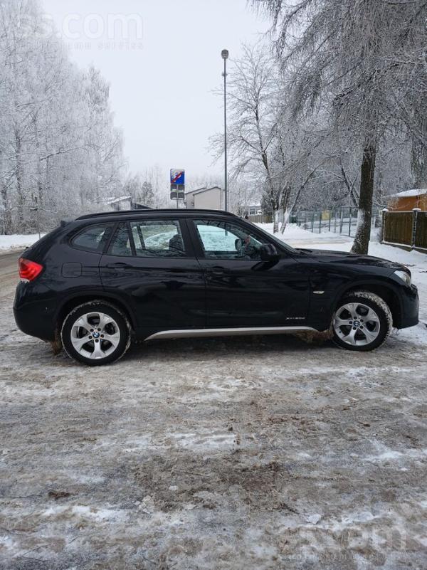Black BMW X1 2012 in Riga, with an engine capacity of 2.00 L and mileage of 350 thousand km for 5500 €, photo 8 on AUTOMOTO.COM.LV