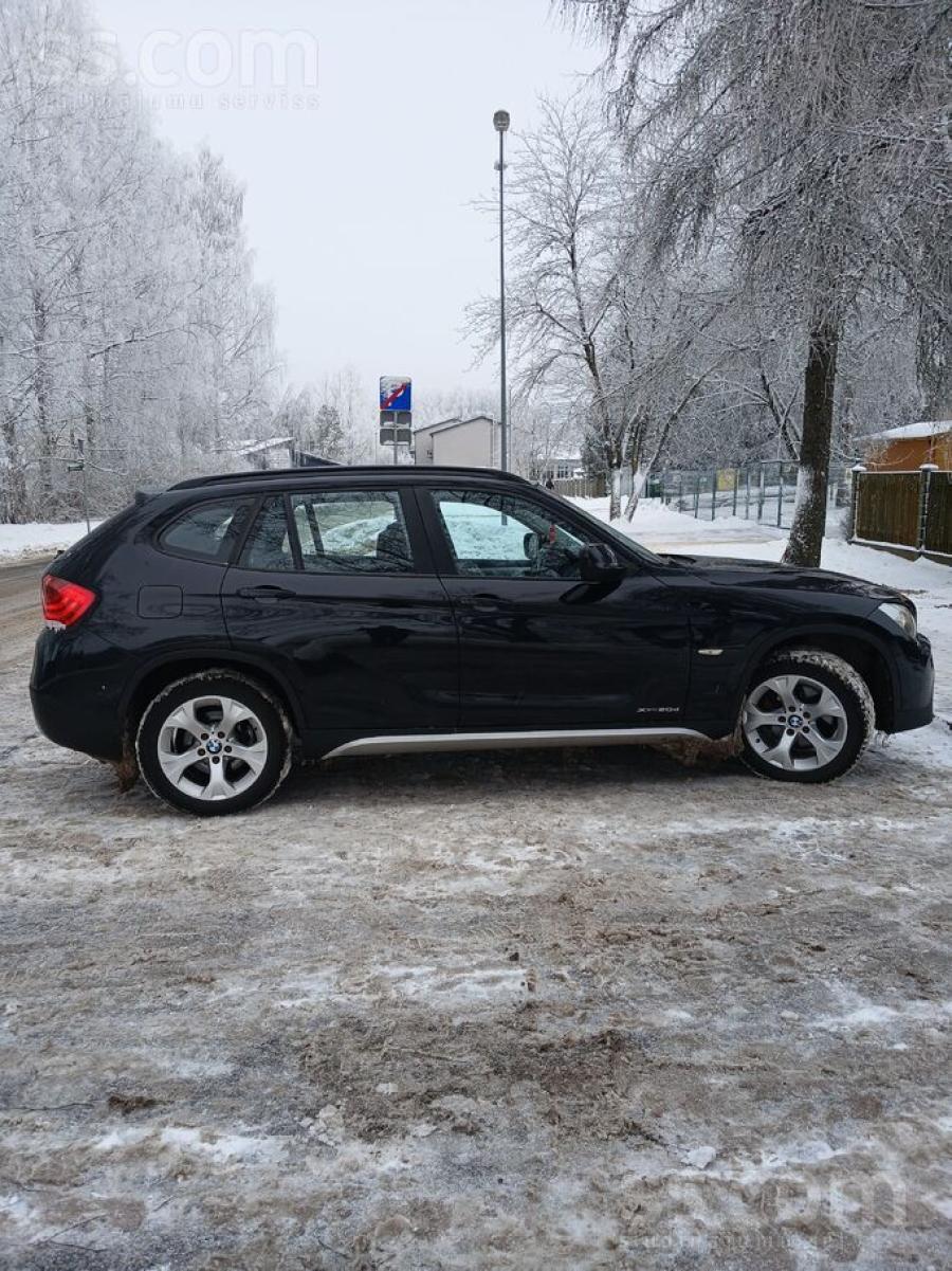 Black BMW X1 2012 in Riga, with an engine capacity of 2.00 L and mileage of 350 thousand km for 5500 €, photo 8 on AUTOMOTO.COM.LV