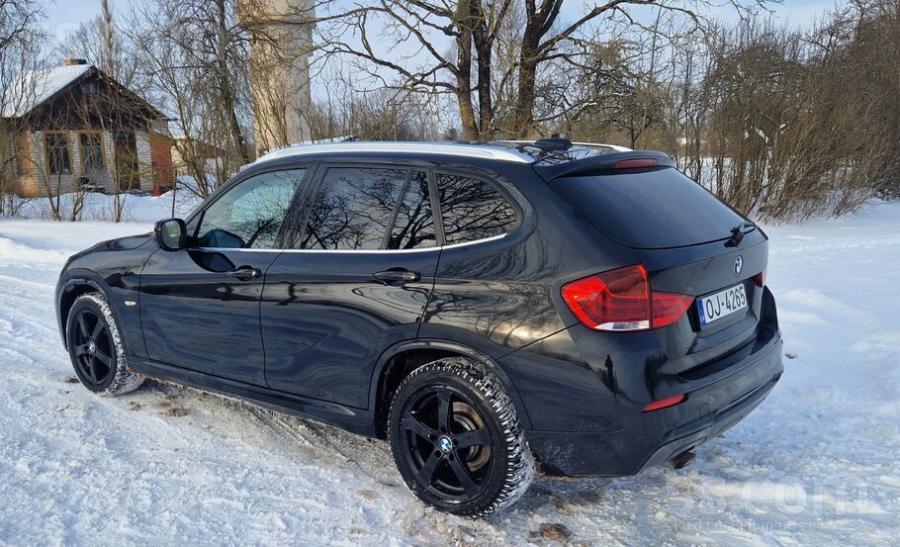 Black BMW X1 2012 in Jelgava, with an engine capacity of 2.00 L and mileage of 284 thousand km for 8800 €, photo 4 on AUTOMOTO.COM.LV