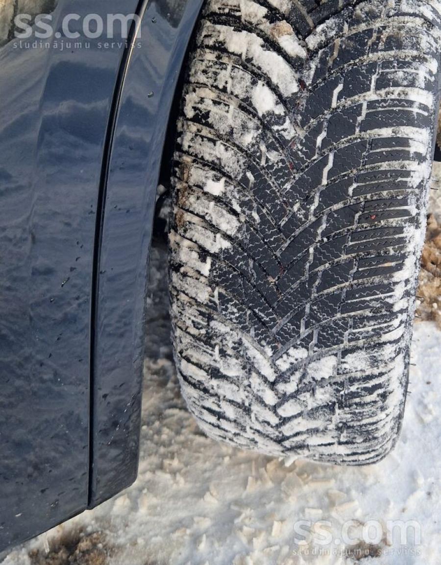 Black BMW X1 2012 in Jelgava, with an engine capacity of 2.00 L and mileage of 284 thousand km for 8800 €, photo 11 on AUTOMOTO.COM.LV