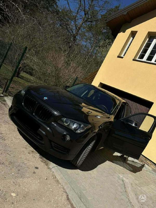 Melns BMW X1 2012 Viļņa, ar dzinēja tilpumu 2.00 L un nobraukumu 340 tūkst. km par 5750 €, foto 1 vietnē AUTOMOTO.COM.LV