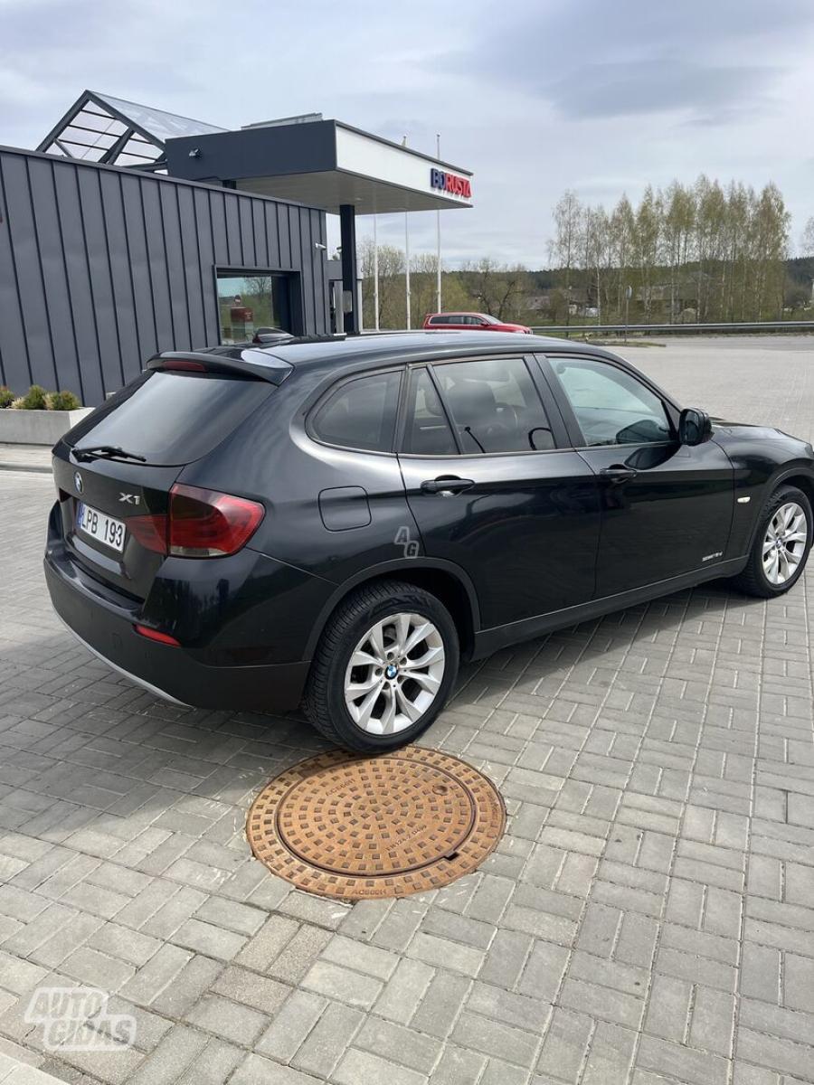 Black BMW X1 2012 in Kaunas, with an engine capacity of 2.00 L and mileage of 374 thousand km for 6500 €, photo 6 on AUTOMOTO.COM.LV