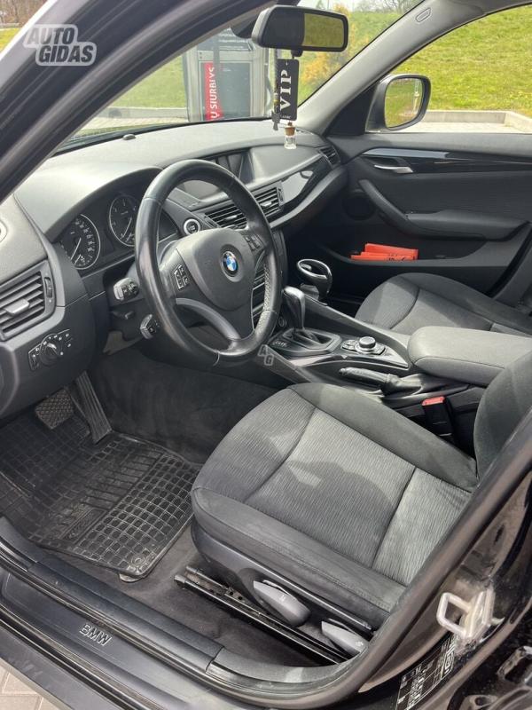 Black BMW X1 2012 in Kaunas, with an engine capacity of 2.00 L and mileage of 374 thousand km for 6500 €, photo 10 on AUTOMOTO.COM.LV
