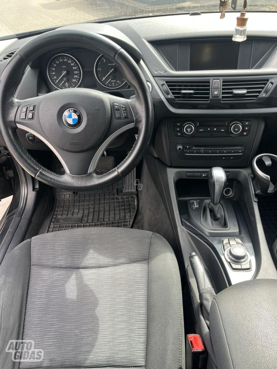 Black BMW X1 2012 in Kaunas, with an engine capacity of 2.00 L and mileage of 374 thousand km for 6500 €, photo 12 on AUTOMOTO.COM.LV