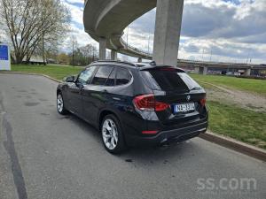 Black BMW X1 2012 in Riga, with an engine capacity of 2.00 L and mileage of 278 thousand km for 12498 €, photo 4 on AUTOMOTO.COM.LV