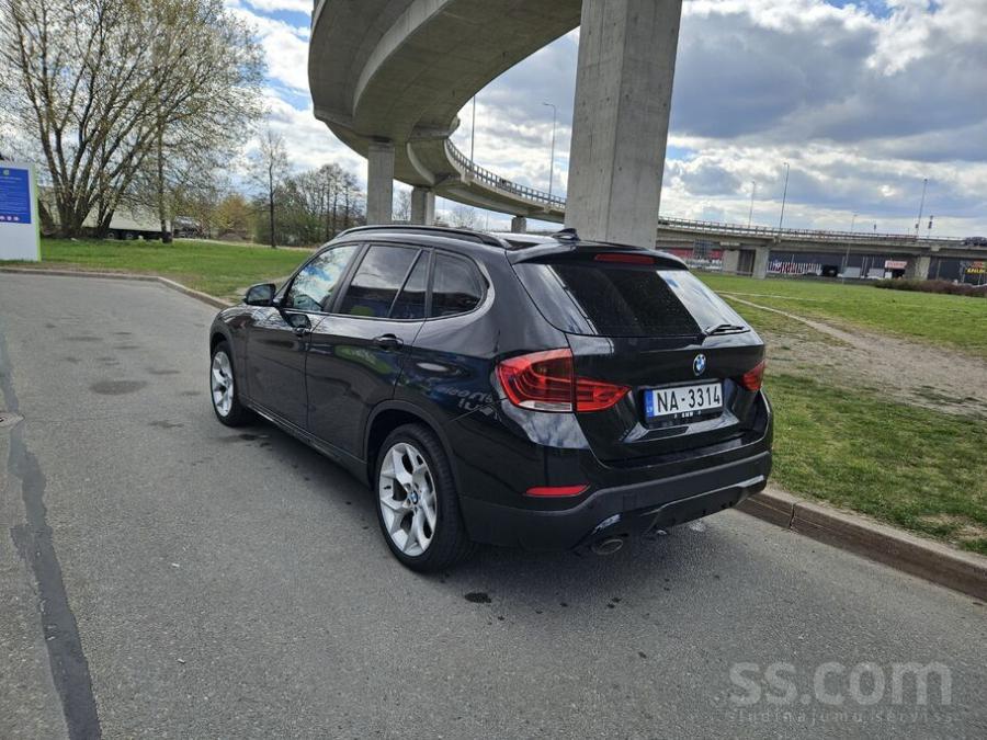 Black BMW X1 2012 in Riga, with an engine capacity of 2.00 L and mileage of 278 thousand km for 12498 €, photo 4 on AUTOMOTO.COM.LV