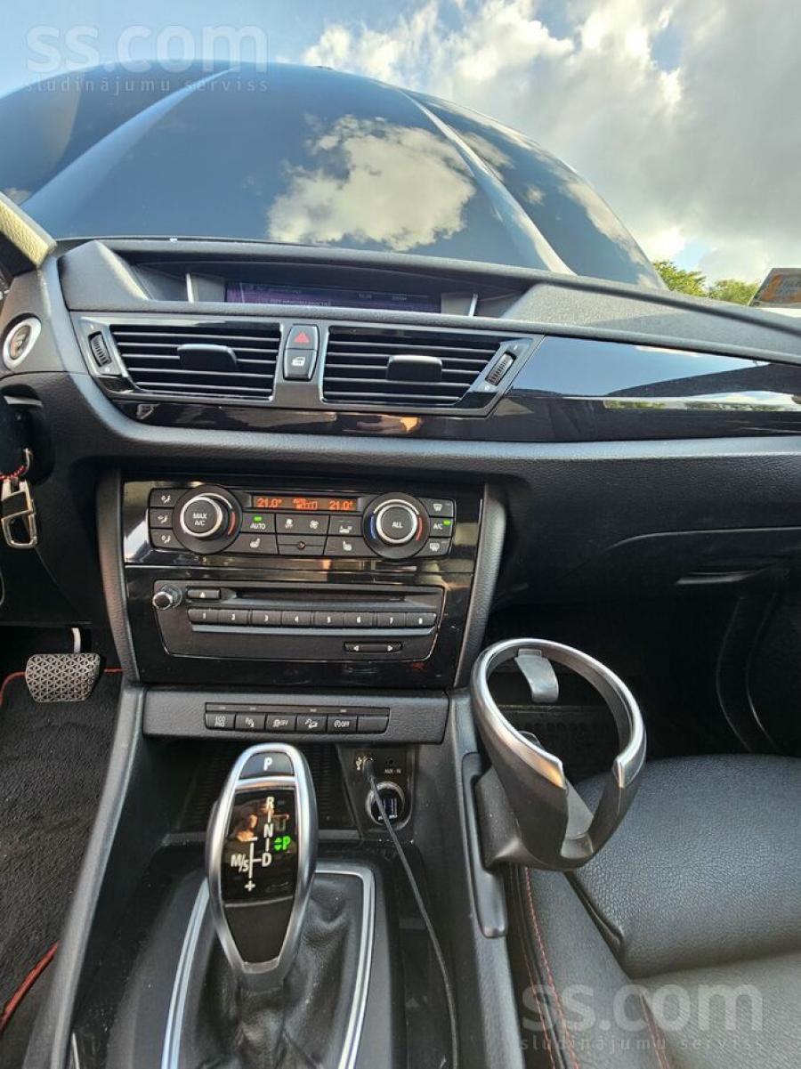 Black BMW X1 2012 in Riga, with an engine capacity of 2.00 L and mileage of 278 thousand km for 12498 €, photo 12 on AUTOMOTO.COM.LV