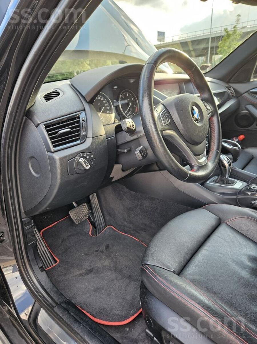 Black BMW X1 2012 in Riga, with an engine capacity of 2.00 L and mileage of 278 thousand km for 12498 €, photo 13 on AUTOMOTO.COM.LV