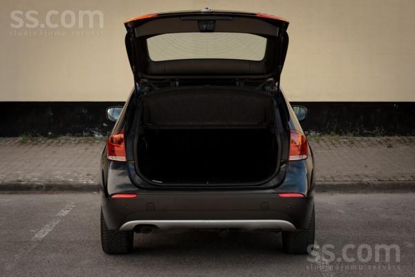 Black BMW X1 2012 in Tukums, with an engine capacity of 2.00 L and mileage of 262 thousand km for 9450 €, photo 6 on AUTOMOTO.COM.LV