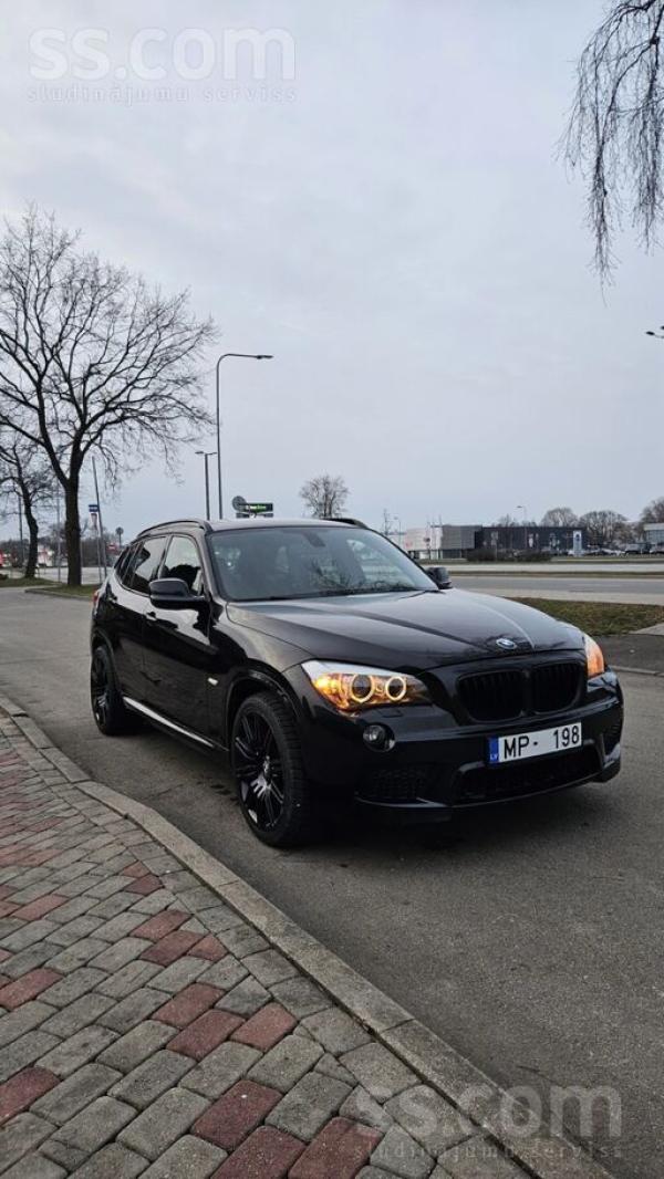 Black BMW X1 2012 in Riga, with an engine capacity of 2.00 L and mileage of 189 thousand km for 9100 €, photo 1 on AUTOMOTO.COM.LV