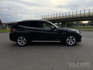 Black BMW X1 2012 in Riga, with an engine capacity of 2.00 L and mileage of 349 thousand km for 6700 €, photo 6 on AUTOMOTO.COM.LV