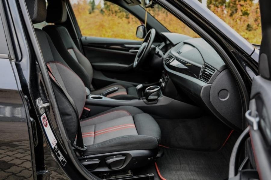 Black BMW X1 2012 in Riga, with an engine capacity of 2.00 L and mileage of 274 thousand km for 6990 €, photo 8 on AUTOMOTO.COM.LV