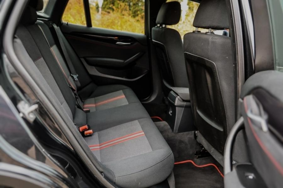 Black BMW X1 2012 in Riga, with an engine capacity of 2.00 L and mileage of 274 thousand km for 6990 €, photo 12 on AUTOMOTO.COM.LV