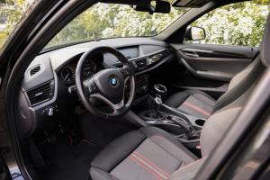 Black BMW X1 2012 in Riga, with an engine capacity of 2.00 L and mileage of 274 thousand km for 6990 €, photo 15 on AUTOMOTO.COM.LV
