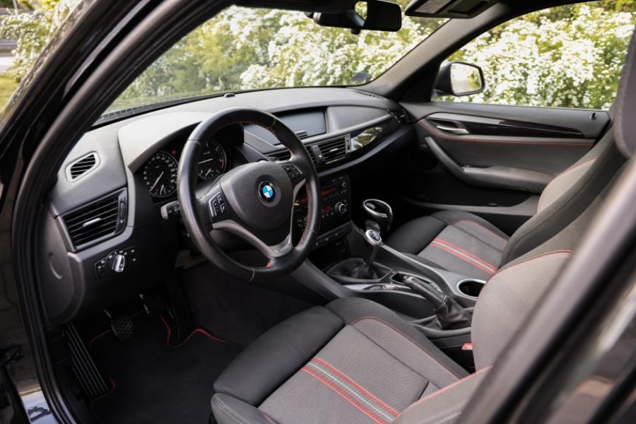 Black BMW X1 2012 in Riga, with an engine capacity of 2.00 L and mileage of 274 thousand km for 6990 €, photo 15 on AUTOMOTO.COM.LV