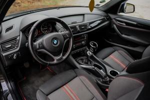 Black BMW X1 2012 in Riga, with an engine capacity of 2.00 L and mileage of 274 thousand km for 6990 €, photo 17 on AUTOMOTO.COM.LV