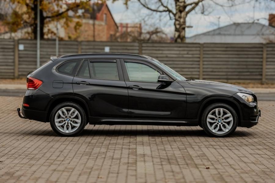 Black BMW X1 2012 in Riga, with an engine capacity of 2.00 L and mileage of 274 thousand km for 6990 €, photo 23 on AUTOMOTO.COM.LV