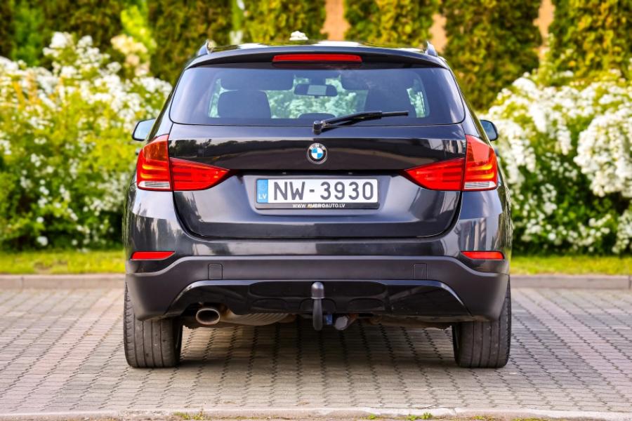 Black BMW X1 2012 in Riga, with an engine capacity of 2.00 L and mileage of 274 thousand km for 6990 €, photo 35 on AUTOMOTO.COM.LV