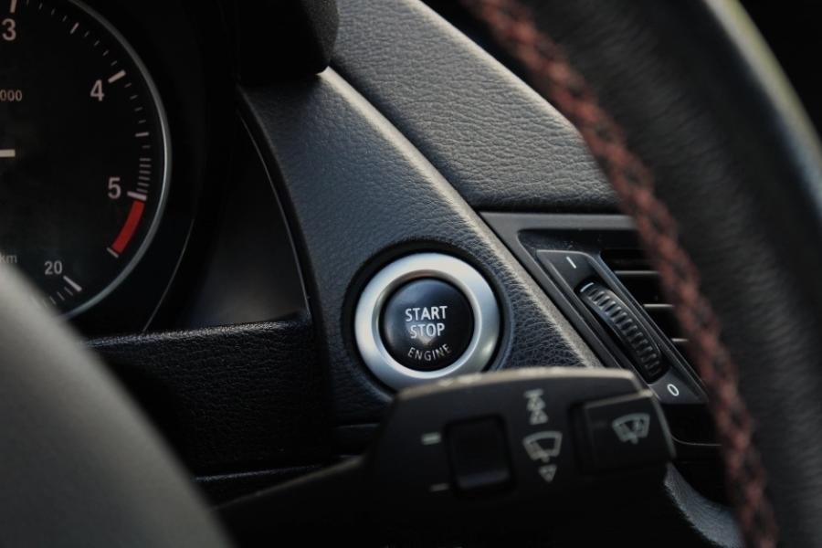 Black BMW X1 2012 in Riga, with an engine capacity of 2.00 L and mileage of 274 thousand km for 6990 €, photo 36 on AUTOMOTO.COM.LV