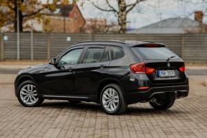 Black BMW X1 2012 in Riga, with an engine capacity of 2.00 L and mileage of 274 thousand km for 6990 €, photo 37 on AUTOMOTO.COM.LV