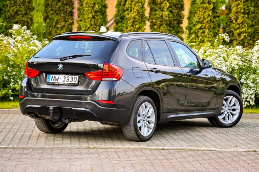Black BMW X1 2012 in Riga, with an engine capacity of 2.00 L and mileage of 274 thousand km for 6990 €, photo 40 on AUTOMOTO.COM.LV