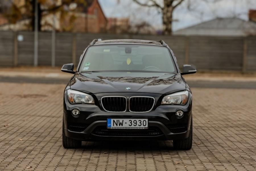 Black BMW X1 2012 in Riga, with an engine capacity of 2.00 L and mileage of 274 thousand km for 6990 €, photo 41 on AUTOMOTO.COM.LV