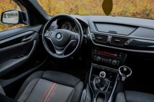 Black BMW X1 2012 in Riga, with an engine capacity of 2.00 L and mileage of 274 thousand km for 6990 €, photo 45 on AUTOMOTO.COM.LV