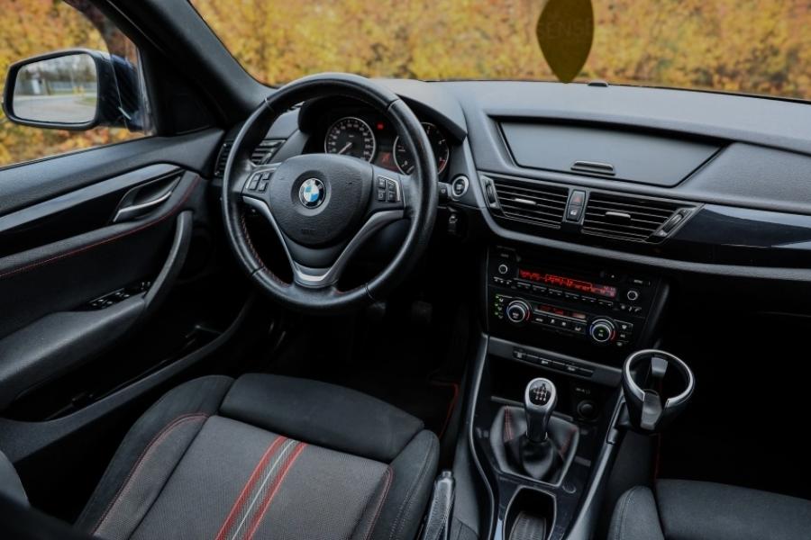 Black BMW X1 2012 in Riga, with an engine capacity of 2.00 L and mileage of 274 thousand km for 6990 €, photo 45 on AUTOMOTO.COM.LV