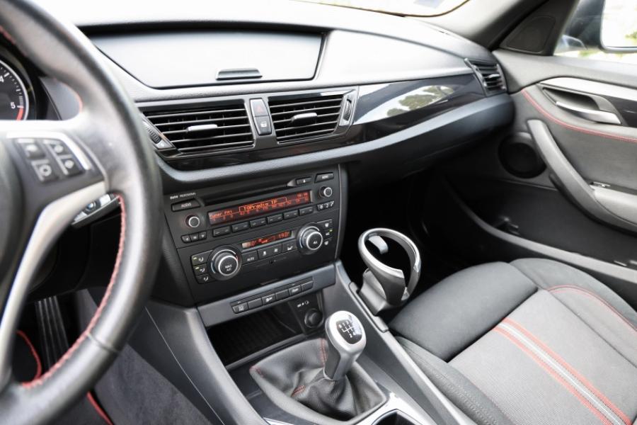Black BMW X1 2012 in Riga, with an engine capacity of 2.00 L and mileage of 274 thousand km for 6990 €, photo 51 on AUTOMOTO.COM.LV